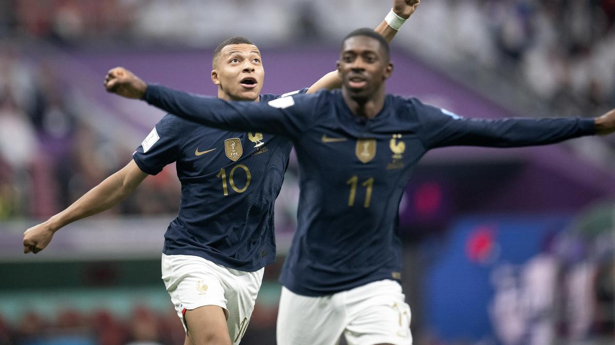 Équipe de France : Daniel Riolo cartonne un attaquant des Bleus - Le10sport.com