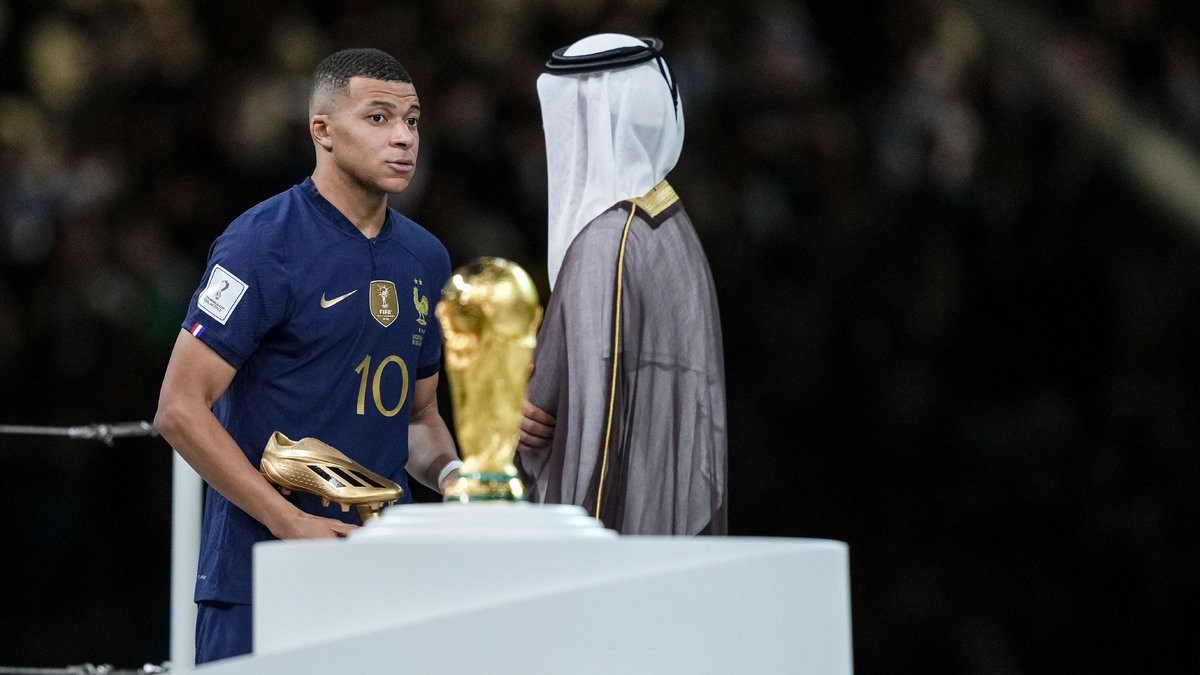 PSG : Mbappé reçoit une incroyable invitation avec l'émir du Qatar ...