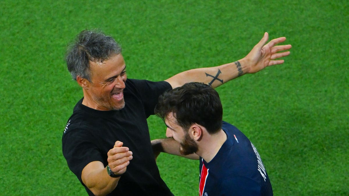 PSG : Kvaratskhelia tombe dans les pommes, la folle réaction de Luis Enrique ! - Le10sport.com