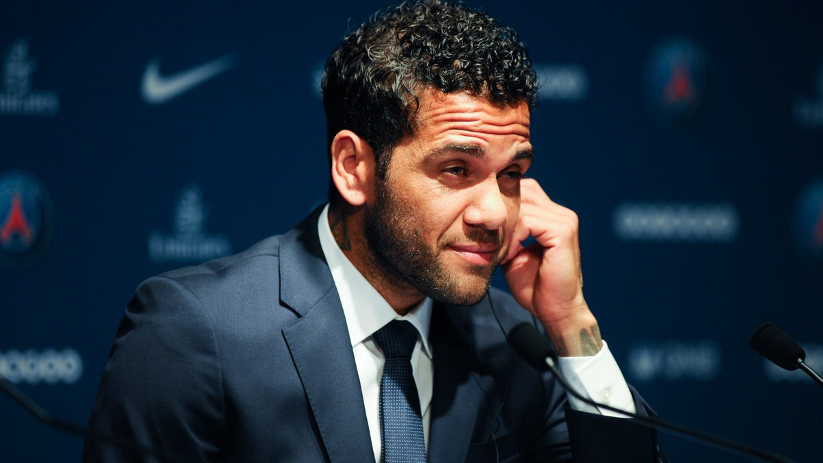 PSG - Insolite : Quand Dani Alvès lance le Classico à sa manière ... PSG - Insolite : Quand Dani Alvès lance le Classico à sa manière ...