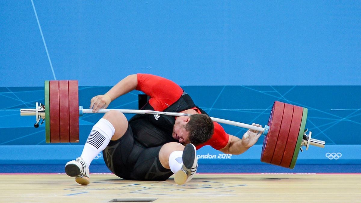 JO 2012 - Haltérophilie : Un concurrent écrasé par sa barre - Le10sport.com