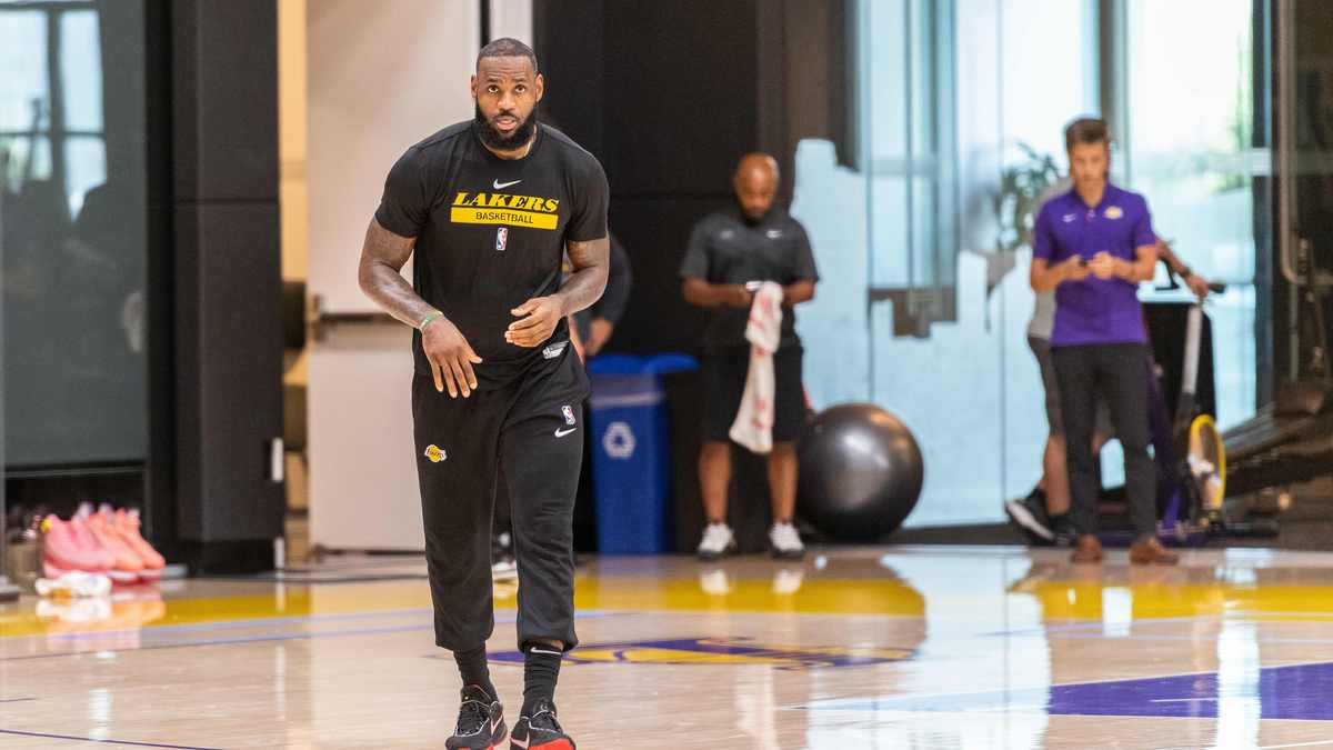 NBA : Une recrue se manque déjà, LeBron James lui adresse un énorme ...