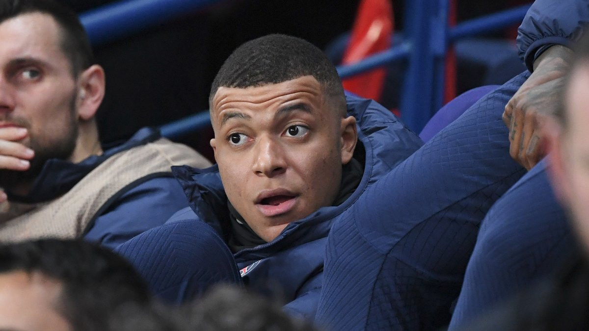 "PSG Swoops In for Star Striker: Latest Updates on Harry Kane Transfer ...