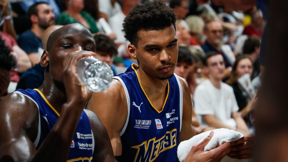 NBA : Wembanyama impose déjà le respect, son concurrent n°1 n'en ...