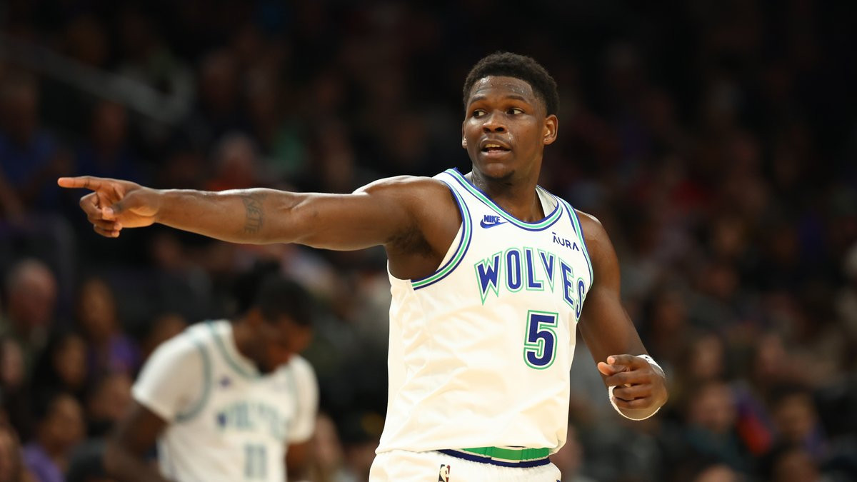 NBA : Anthony Edwards continue d’être comparé à Michael Jordan par ses ...