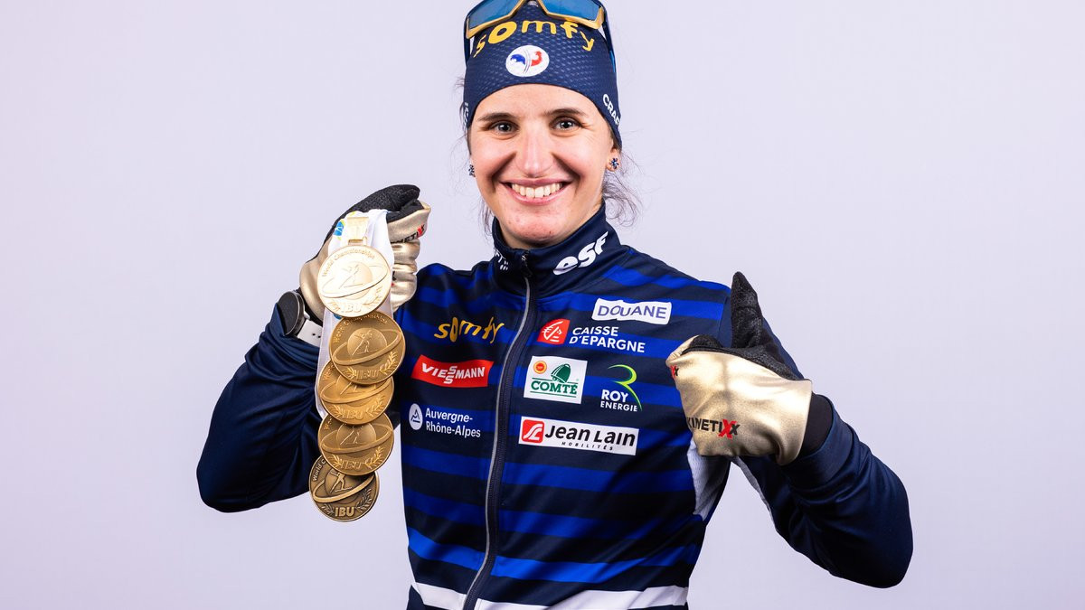 Biathlon : Julia Simon reine des Mondiaux, les Bleus brillent ...