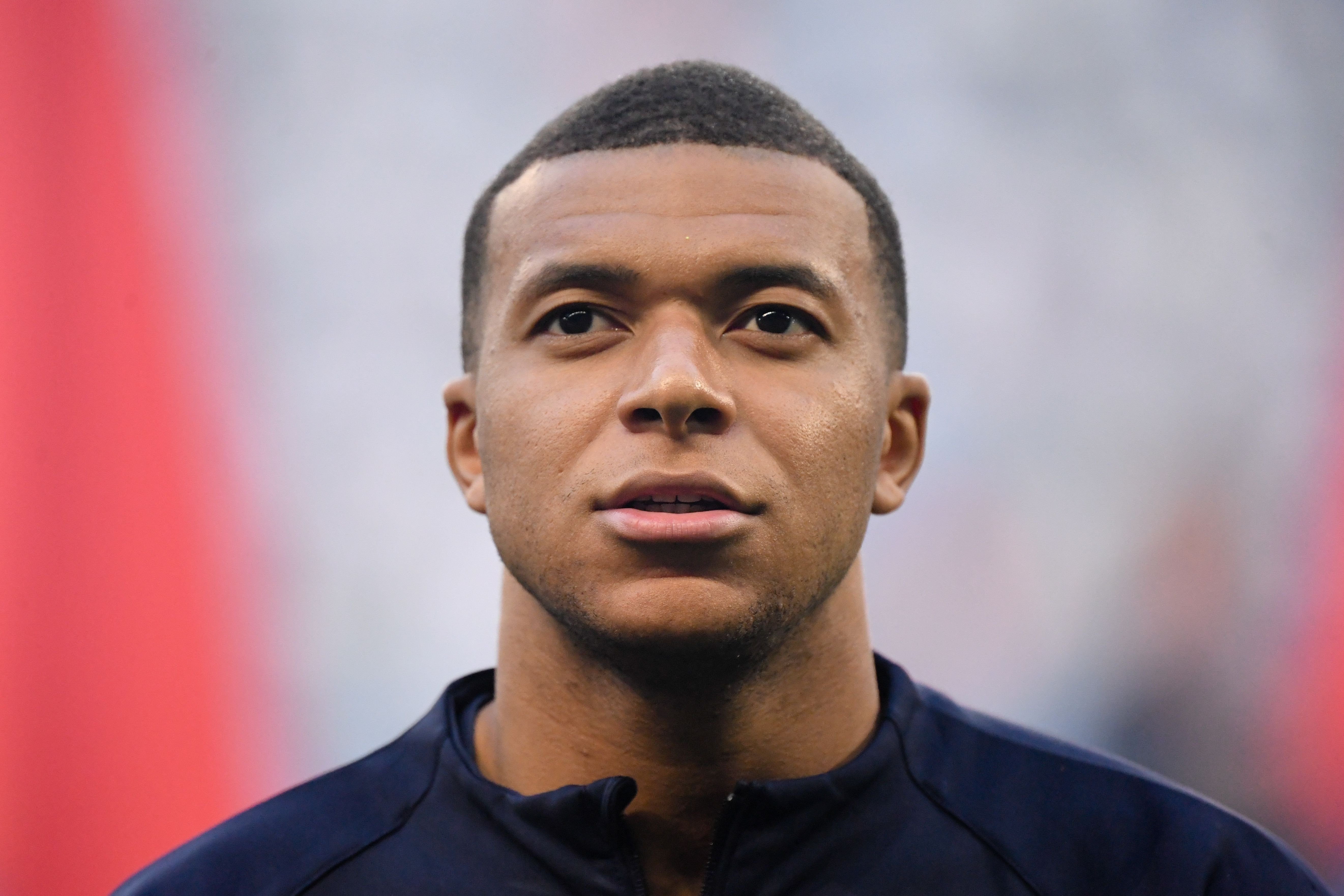 Succession de Mbappé : Le PSG force pour un phénomène étranger ...